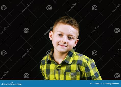 Knappe Jongen Op Een Donkere Achtergrond In De Studio Stock Foto Image Of Leuk Tieners