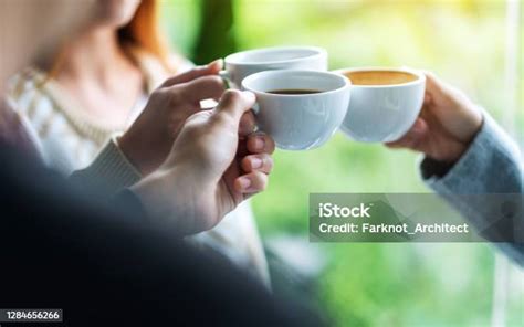 한 무리의 젊은이들이 함께 커피 컵을 마시고 깜박이는 것을 즐겼습니다 축배에 대한 스톡 사진 및 기타 이미지 축배 커피 마실 것 아침 식사 Istock