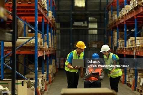 골판지 상자에 물건이있는 높은 선반으로 가득 찬 창고에서 일하는 안전 유니폼을 입은 창고 노동자 20 24세에 대한 스톡 사진 및 기타 이미지 Istock
