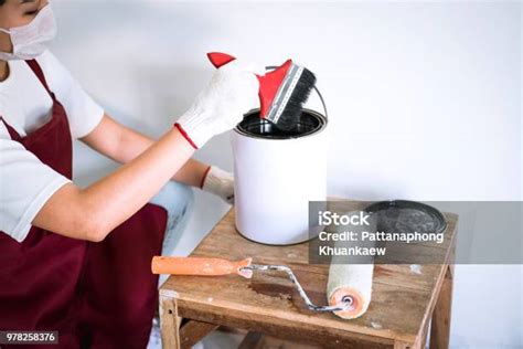 인테리어 작업 페인트 브러쉬 방 모양 및 구조에 흰 장갑 그림 벽에 화가 손 Diy에 대한 스톡 사진 및 기타 이미지 Diy 가사 집안일 개선 Istock