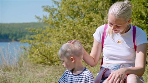 Mama Pisst Ihren Sohn Auf Den Kopf Stockbild Bild Von Umarmen Lebensstil