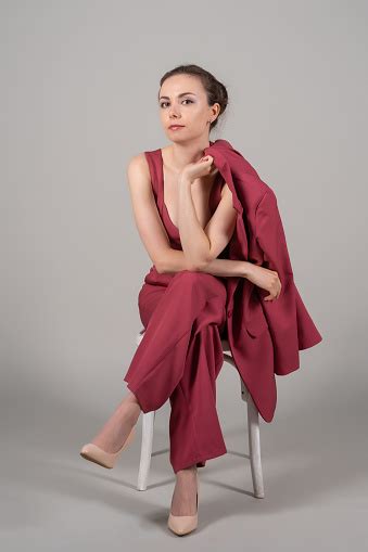 매력적인 세련된 비즈니스 레이디 앉아 의자 착용 레드 수트 하이힐 고립 된 회색 배경의 전체 길이 사진 30 34세에 대한 스톡 사진 및 기타 이미지 Istock