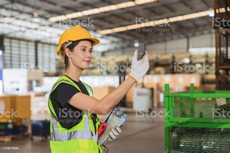 공장에서 기술자 엔지니어 검사관에 의한 속성 또는 로트 품질 보증 샘플링 생산 품질 테스트 확인 프로세스에 의한 산업 수용 샘플링 계획 40 44세에 대한 스톡 사진 및