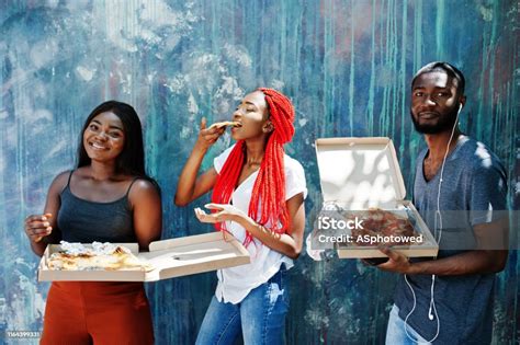 그림 벽에 피자 상자를 들고 세 즐거운 아프리카 계 미국인 친구 건강한 생활방식에 대한 스톡 사진 및 기타 이미지 건강한 생활방식 건강한 식생활 남자 Istock