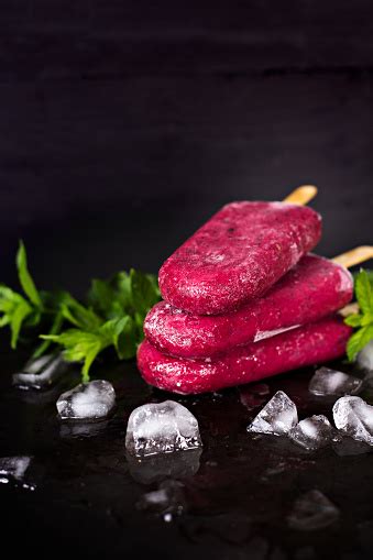 베리 아이스크림입니다 블랙 커 런 트 블루베리 라스베리에서 아이스크림 검은색에 대한 스톡 사진 및 기타 이미지 검은색 까치밥나무 열매류 빨간색 까치밥나무 열매