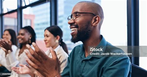 사업가 팀 및 사무실에서 지원 행복 및 축하와 함께 성공을 위한 프레젠테이션에서 박수 회의 직원 및 청중이 승진 환영 및 성취를