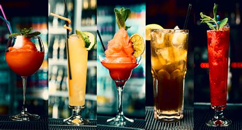 나이트클럽의 바 카운터에서 칵테일을 마시며 칵테일을 즐기며 칵테일을 즐기며 말입니다 바에 대한 스톡 사진 및 기타 이미지 바