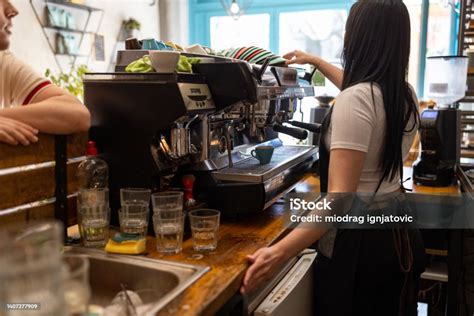 커피숍에서 에스프레소 메이커를 사용하면서 커피를 만드는 여성 바리스타 20 24세에 대한 스톡 사진 및 기타 이미지 20 24세 2명 기계류 Istock