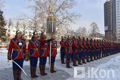 ФОТО Төрийн гурван өндөрлөг Төрийн Тамганы хөшөөнд цэцэг өргөв