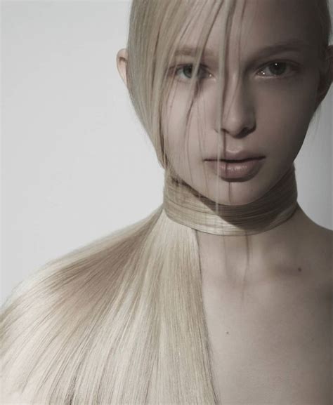 패션에 있는 유니님의 핀 헤어스타일 여성 얼굴 얼굴