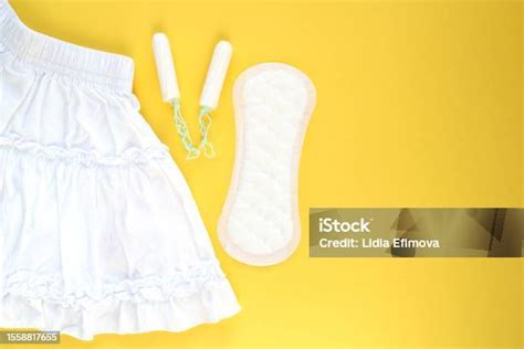 흰 치마 여자 생리대 탐폰 면봉이 노란색 바탕에 있다 여성 생리주기 기간 위생 개념입니다 린넨 및 건강 보호 아이디어 복사 공간 0명에 대한 스톡 사진 및 기타 이미지