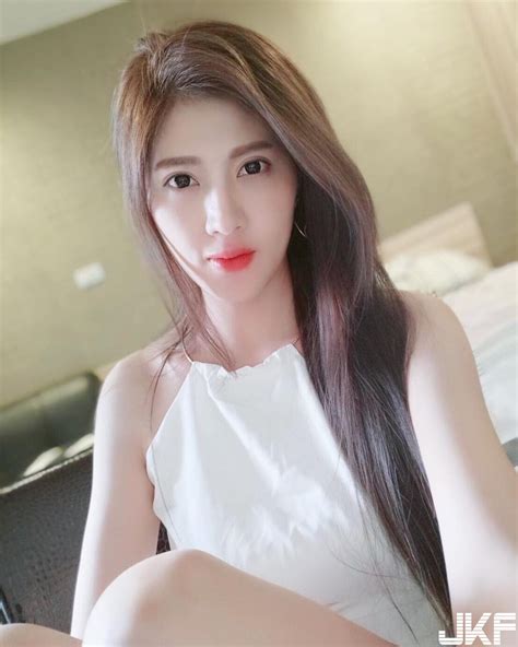 这个八字奶太厉害了 Doris 领口豪气一路开到胸下两粒大方送 宅男番号吧