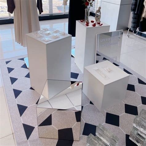 Assembled White Square Column Window Platform Display Platform Clothing Store Model Live