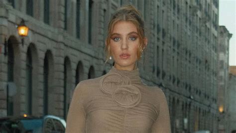 Sophie Nélisse Montre Ses Foufounes Rebondies Dans Un Bikini String En