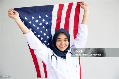 젊은 무슬림 여성 교환 학생 장학금 착용 미국 국기 위에 흰색 배경 개념 에 대한 히잡 소녀 이슬람 종교 아시아 행복 연합 단계 독립적 인 날 문화 개성 개념에 대한 스톡
