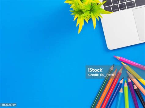 최소한의 작업 공간 바탕 화면의 창조적 인 평면 누워 노트북과 사무실 테이블 상단보기 위에서 볼 수 있습니다 텍스트에 배치합니다 0명에 대한 스톡 사진 및 기타 이미지