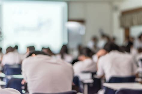 학교 책상 위에서 자 고 피곤 느낌 교육 배경 게으른 학생 대상 강의 홀 졸린 공부 흐림 교실에 대한 스톡 사진 및 기타 이미지 교실 지루함 학생 Istock