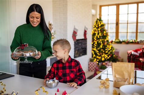 집에서 크리스마스 컵케이크를 장식하는 어머니와 아들 2명에 대한 스톡 사진 및 기타 이미지 2명 35 39세 4 5세 Istock