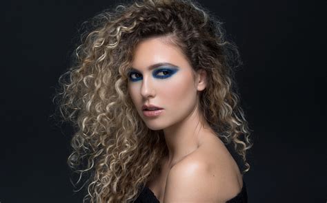 배경 화면 얼굴 초상화 곱슬 머리 긴 머리 간단한 배경 구성하다 여자들 2048x1277 Wallpapermaniac 1226424 배경 화면