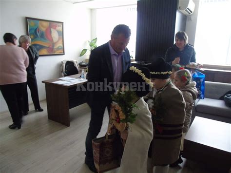 Коледари влязоха при кмета на Бяла Слатина СНИМКИ Konkurent Bg