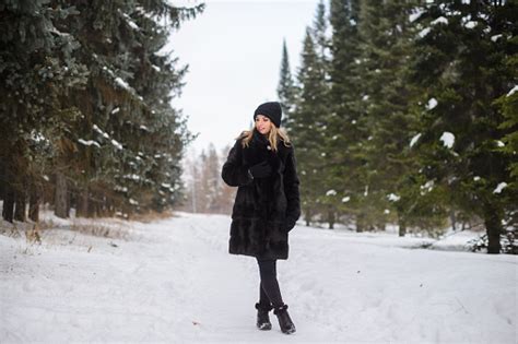 검은 모자와 모피 코트를 입은 Irl이 눈 덮인 겨울 골목에 서 있습니다 30 34세에 대한 스톡 사진 및 기타 이미지 30 34세 검은색 겨울 Istock