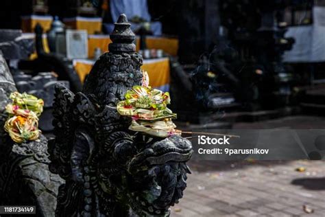 꽃과 향기로운 막대기로 발리의 신들에게 전통 발리 의 제물 0명에 대한 스톡 사진 및 기타 이미지 0명 기도하기 꽃 식물 Istock