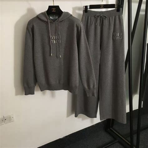 Комплект одежды Женский Miu Miu Повседневный серый размер 42 Полиэстер Фитнес Однотонный