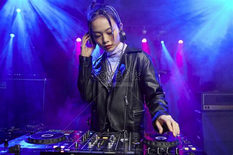 젊은 나이트클럽 여성 Dj 공연 사진 무료 다운로드 Lovepik