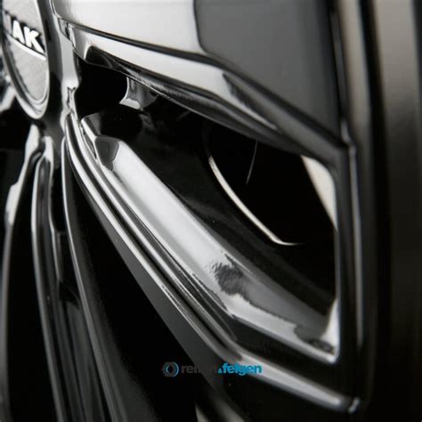 MAK SAFARI 6 8×18 ET45 6×114,3 in Schwarz