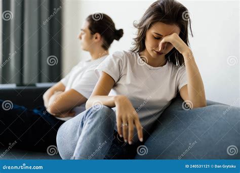 Mooi Jong Stel Heeft Ruzie Terwijl Je Thuis Op Sofa Zit Stock