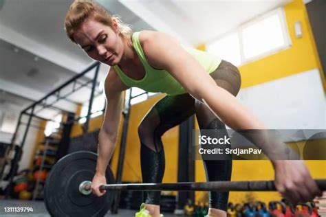 체육관에서 무게와 바벨을 들어 올리는 동안 강한 여성 운동 선수 쪼 그리고 30 34세에 대한 스톡 사진 및 기타 이미지 30 34세 가냘픈 건강한 생활방식 Istock