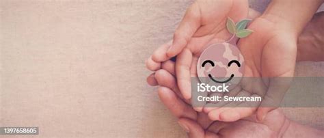 미소 짓는 얼굴로 지구를 잡고있는 손 지구를 구하고 지구의 날 환경의 날 행복한 세상 Csr 사회적 책임 지속 가능한 생활 개념 에너지 효율에 대한 스톡 사진 및 기타