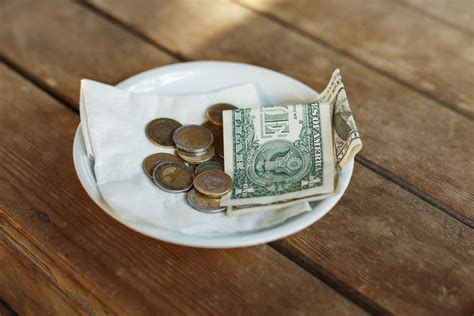 Im Going To Pass Out Waitress In Shock After Couple Left Massive