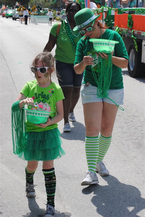 Kostenlose Foto Menschen Straße Feier Grün Karneval Urlaub Kind