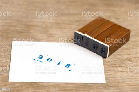 2018 나무 배경에 나무 블록 스탬프와 흰 종이에 표현 하는 블루 개념에 대한 스톡 사진 및 기타 이미지 개념 계절