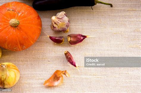 분홍색 보라색 껍질에 신선한 마늘 슬라이스 및 린 넨 식탁보에 오렌지 수 분이 많은 호박으로 분해 0명에 대한 스톡 사진 및 기타 이미지 Istock