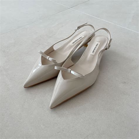 데일리로우힐 에나멜 스틸레토 미니리본 스트랩 슬링백 힐 로우굽 3cm 에이블리