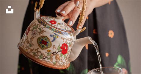 유리에 액체를 붓는 사람 사진 Unsplash의 무료 사람 이미지