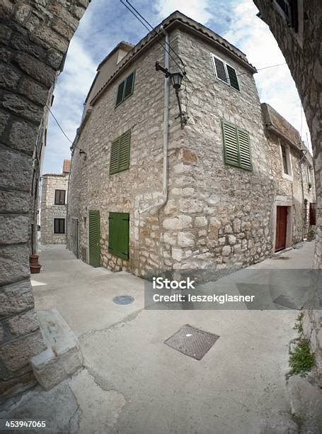 ถนนแคบๆ ในหิน โครเอเชีย ภาพสต็อก ดาวน์โหลดรูปภาพตอนนี้ กลางแจ้ง การตั้งค่า การก่อสร้าง