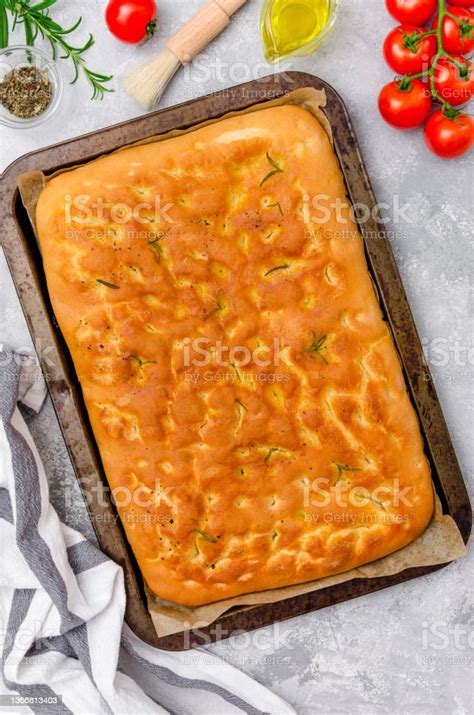 로즈마리 마늘 바다 소금 올리브 오일을 회색 콘크리트 배경에 곁들인 전통적인 이탈리아 신선한 구운 포카치아 맨 위 보기입니다 0