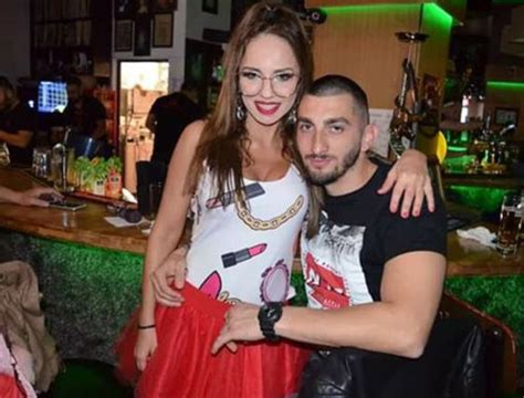 Лейди Би самотна майка на 10 годишен син