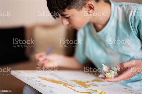 젊은 남자 십대는 집 거실에서 캔버스에 숫자로 그림을 그린다 취미와 여가 개념 12 13세에 대한 스톡 사진 및 기타 이미지 12 13세 2 3 살 개체 그룹