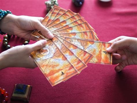 Tarot Cigano Entenda O Que E Como Funciona O Baralho Descubra A Emo O Do Jogo Com A Milton
