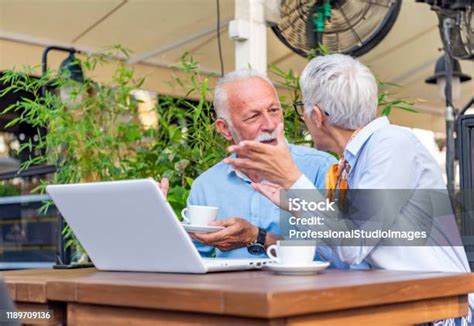 레스토랑에서 노트북으로 일하는 시니어 비즈니스 커플 2명에 대한 스톡 사진 및 기타 이미지 2명 기업 문화 기업 비즈니스 Istock