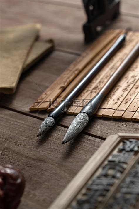 桌面上的竹简和毛笔高清摄影大图 千库网