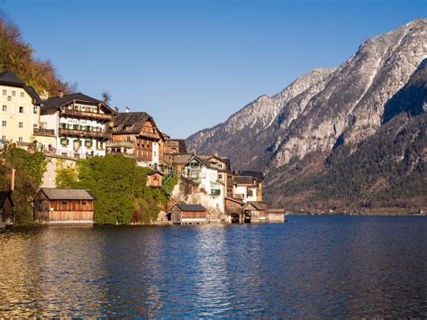 강가 건축 경치 경치가 좋은 고요한 관광 관광 명소 그림 같은 낮 네이처 러스틱 마을 맑은 하늘 매력적인