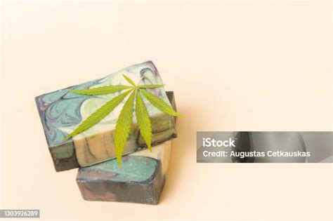 수제 대마 비누와 마리화나의 녹색 잎 스파 유기농 비누 약용 Cbd가있는 유기농 스킨 케어 제품 제로 폐기물 개념 건강관리와 의술에 대한 스톡 사진 및 기타 이미지 Istock