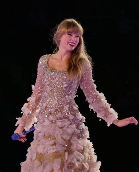 Rip My Fav Speak Now Dress Taylor Swift Style Taylor Swift Cute Taylor Swift Wallpaper