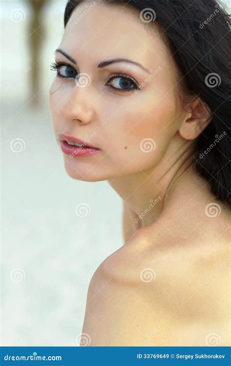 Portrait D Une Jeune Femme Mignonne Image Stock Image Du Verticale Caucasien