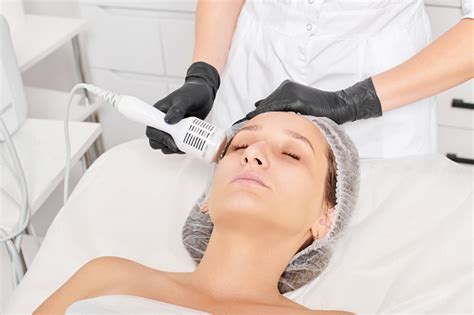 미용사는 회춘 여성 얼굴 살롱에서 노화 방지 절차를 위해 냉동 요법을 만듭니다 뷰티 스파에 대한 스톡 사진 및 기타 이미지 뷰티 스파 검은색 수술 장갑 Istock